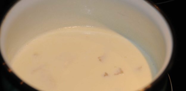 Velouté de cèpes, espuma Parmesan et gambas poêlées
