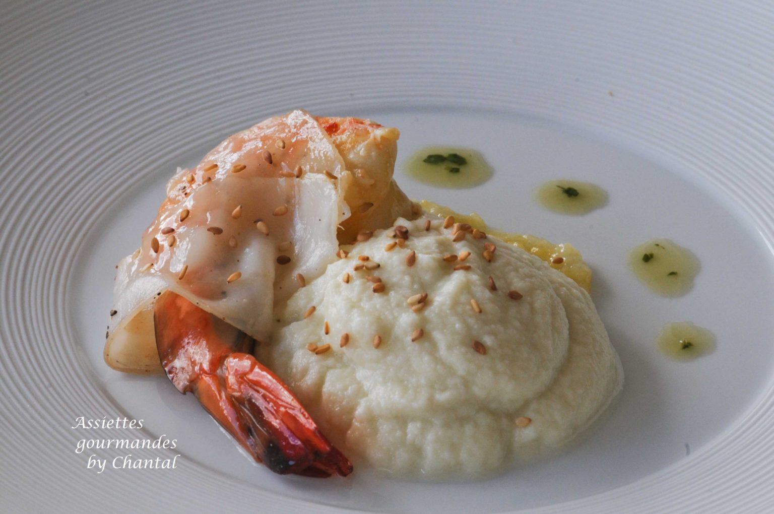 Gambas au lard de Colonnata, purée de chou-fleur, condiment citron confit