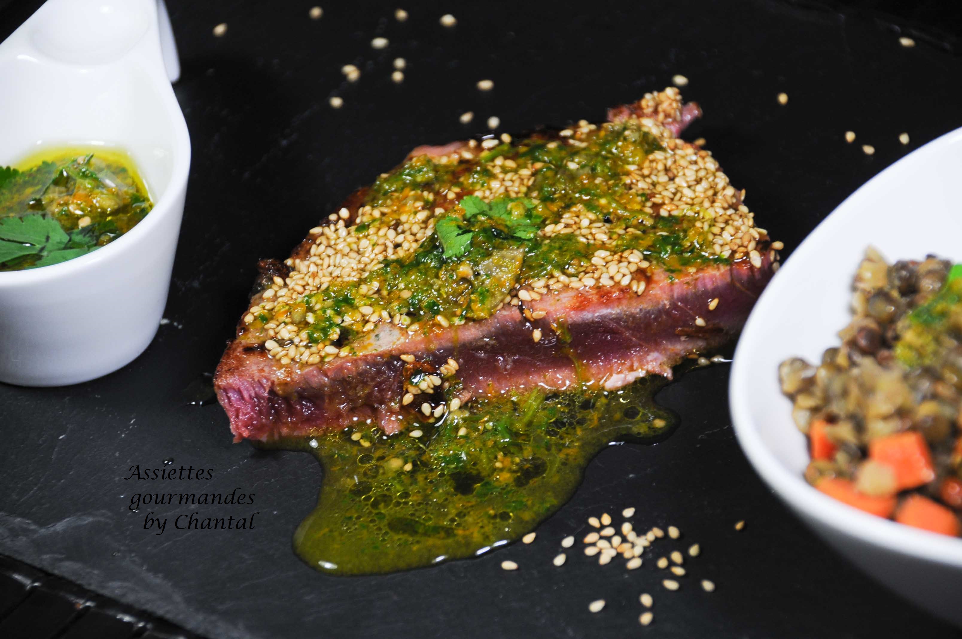 Thon grillé, lentilles et sauce aux câpres