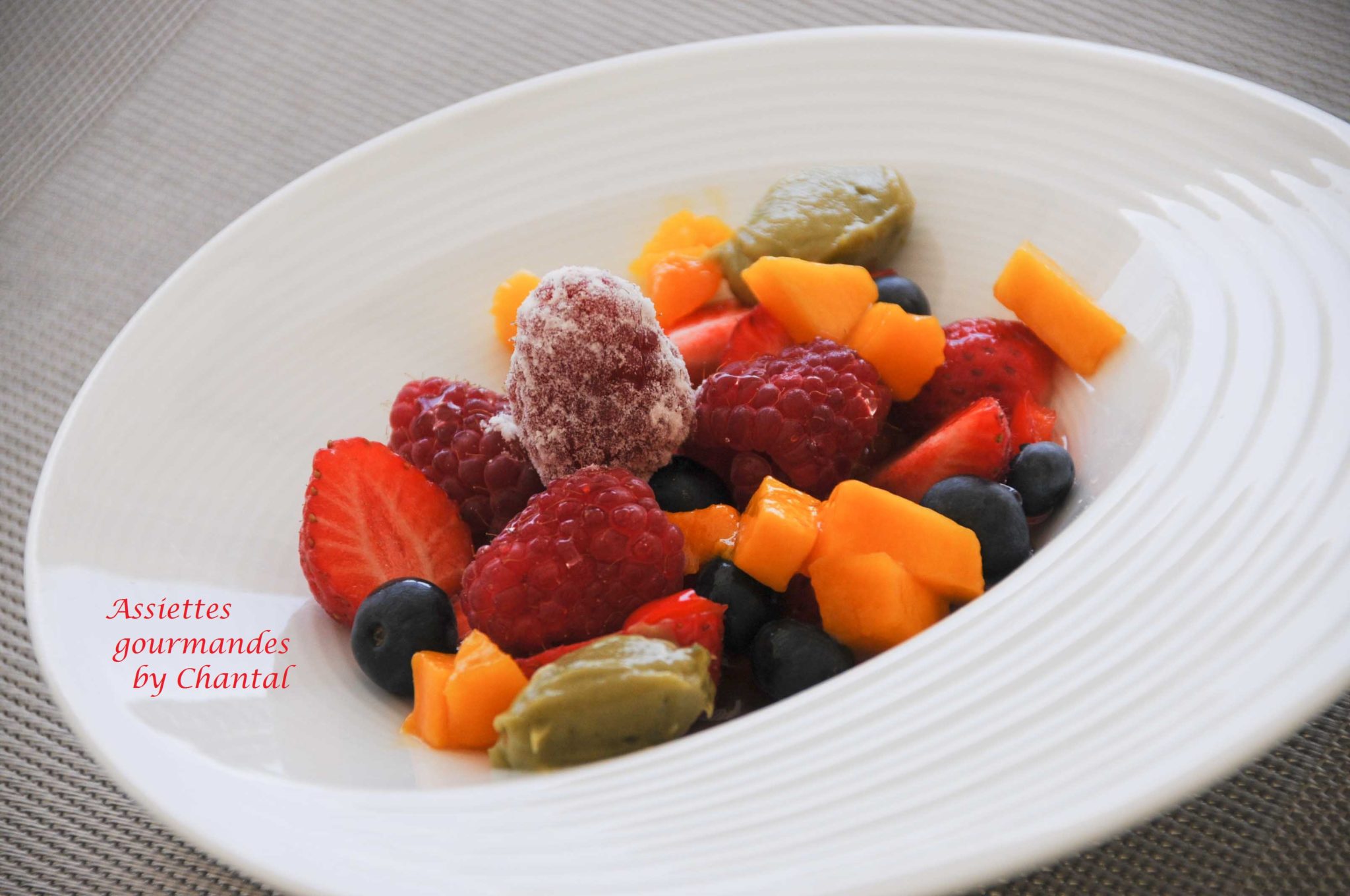 Fruits rouges, pistache et sirop de poivron rouge