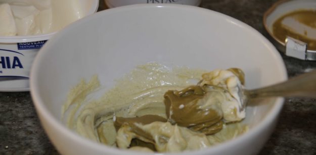 Fruits rouges, pistache et sirop de poivron rouge