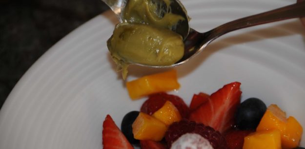 Fruits rouges, pistache et sirop de poivron rouge