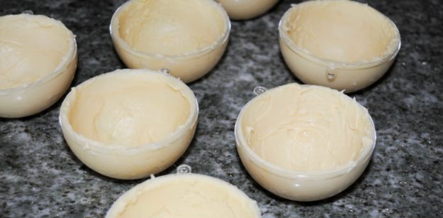 Sphère en chocolat et fraises au mascarpone