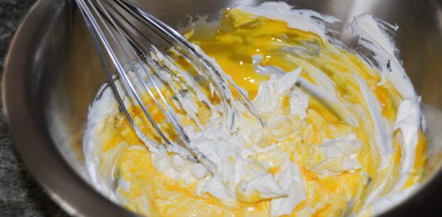 Sphère en chocolat et fraises au mascarpone