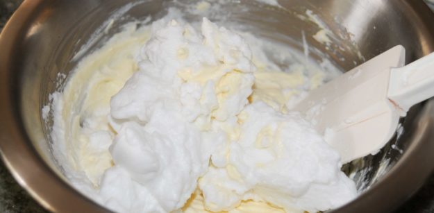 Sphère en chocolat et fraises au mascarpone