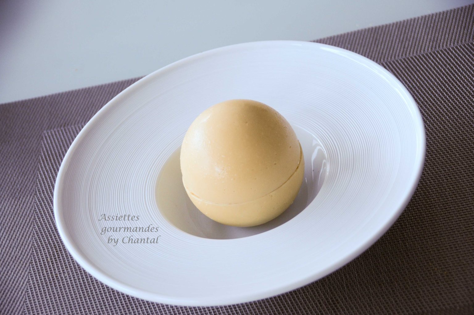 Sphère en chocolat et fraises au mascarpone