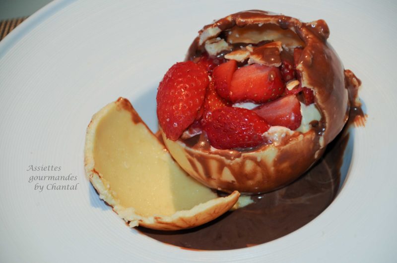 Sphère en chocolat et fraises au mascarpone