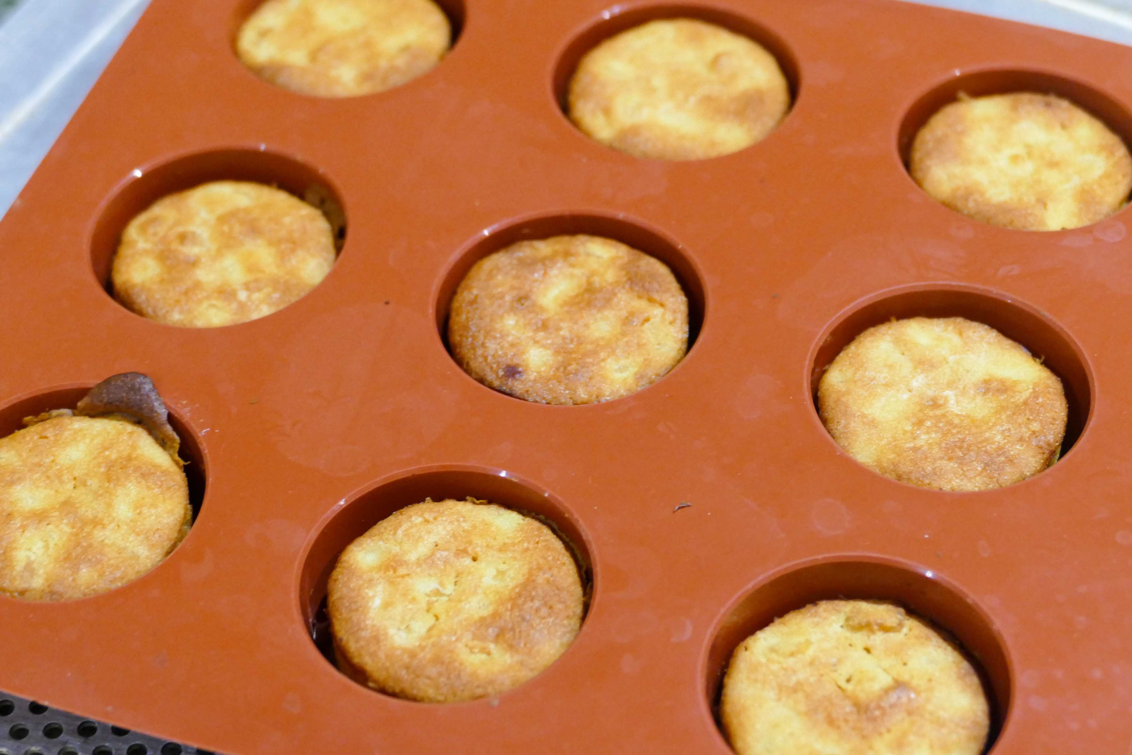 Mini cakes au maïs, saumon fumé