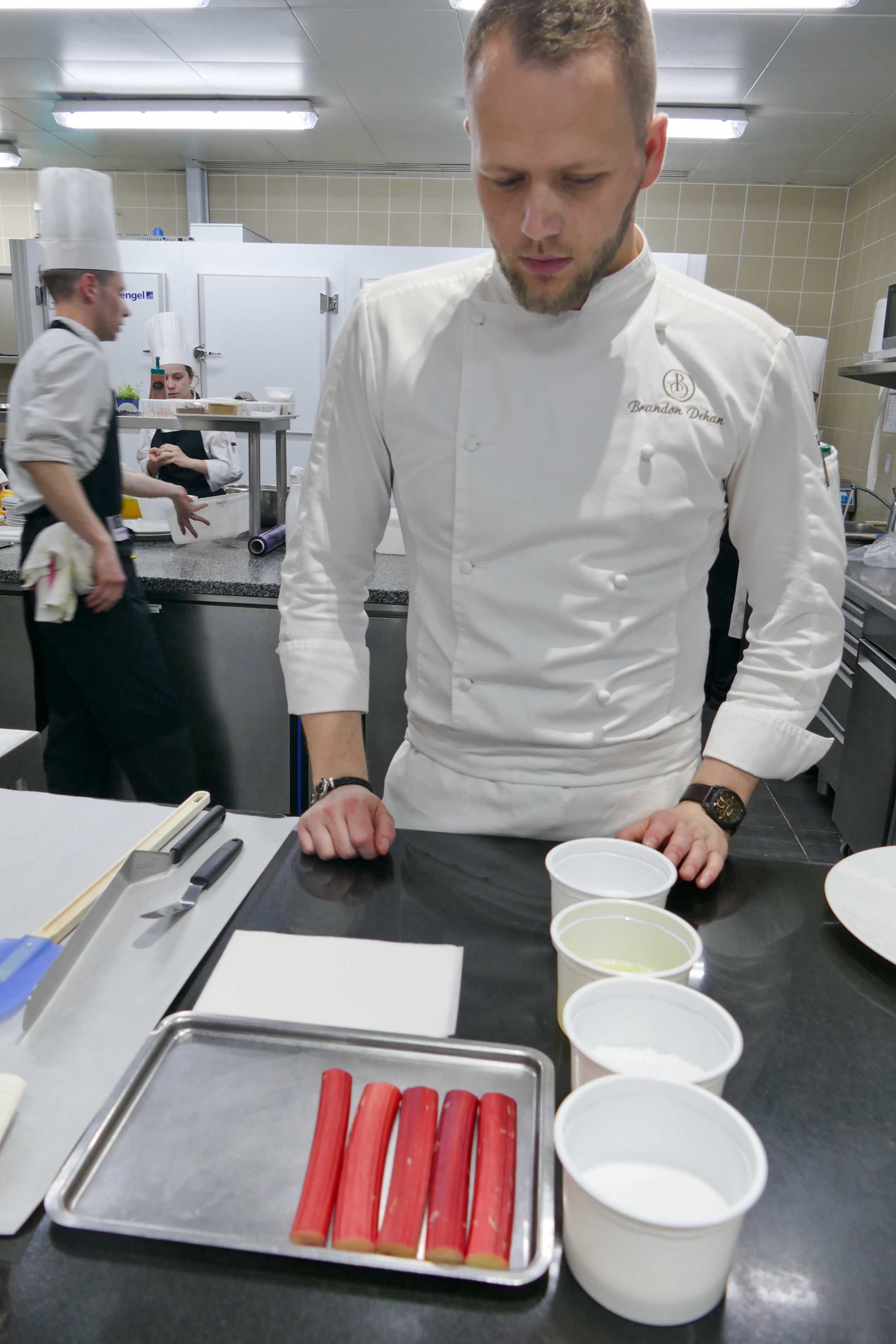 Recette de Brandon Dehan : Rhubarbe en croûte de meringue