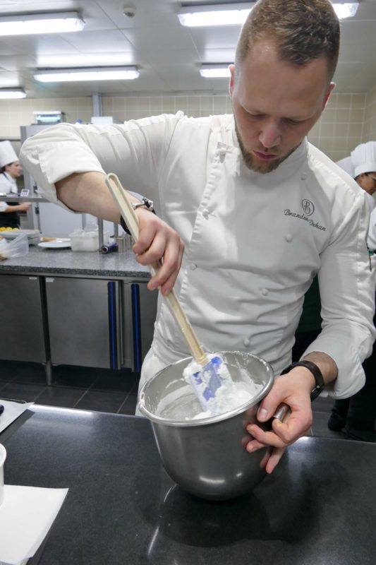 Recette de Brandon Dehan : Rhubarbe en croûte de meringue