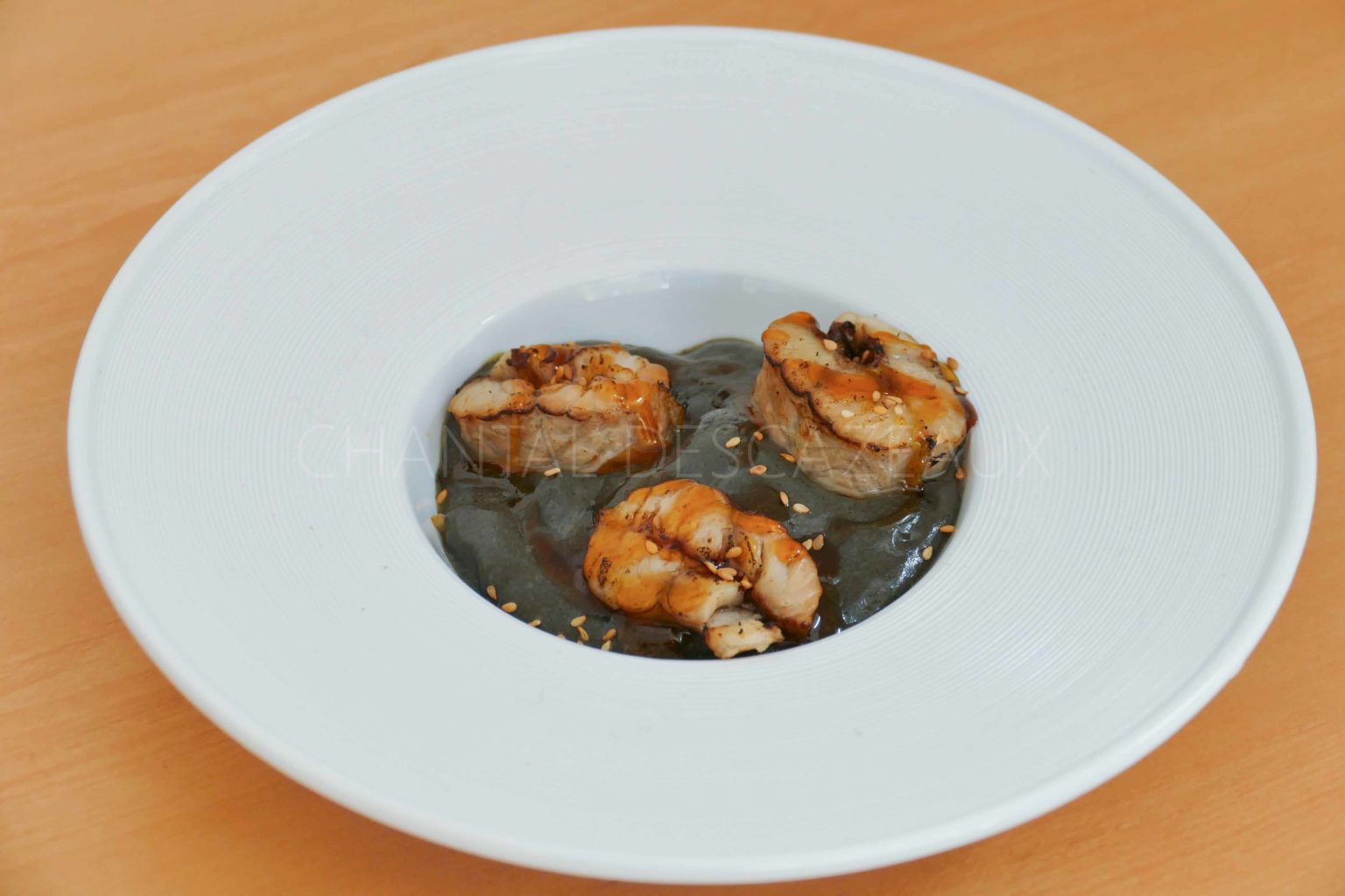 Anguille fumée et sésame noir dans une recette de David Toutain