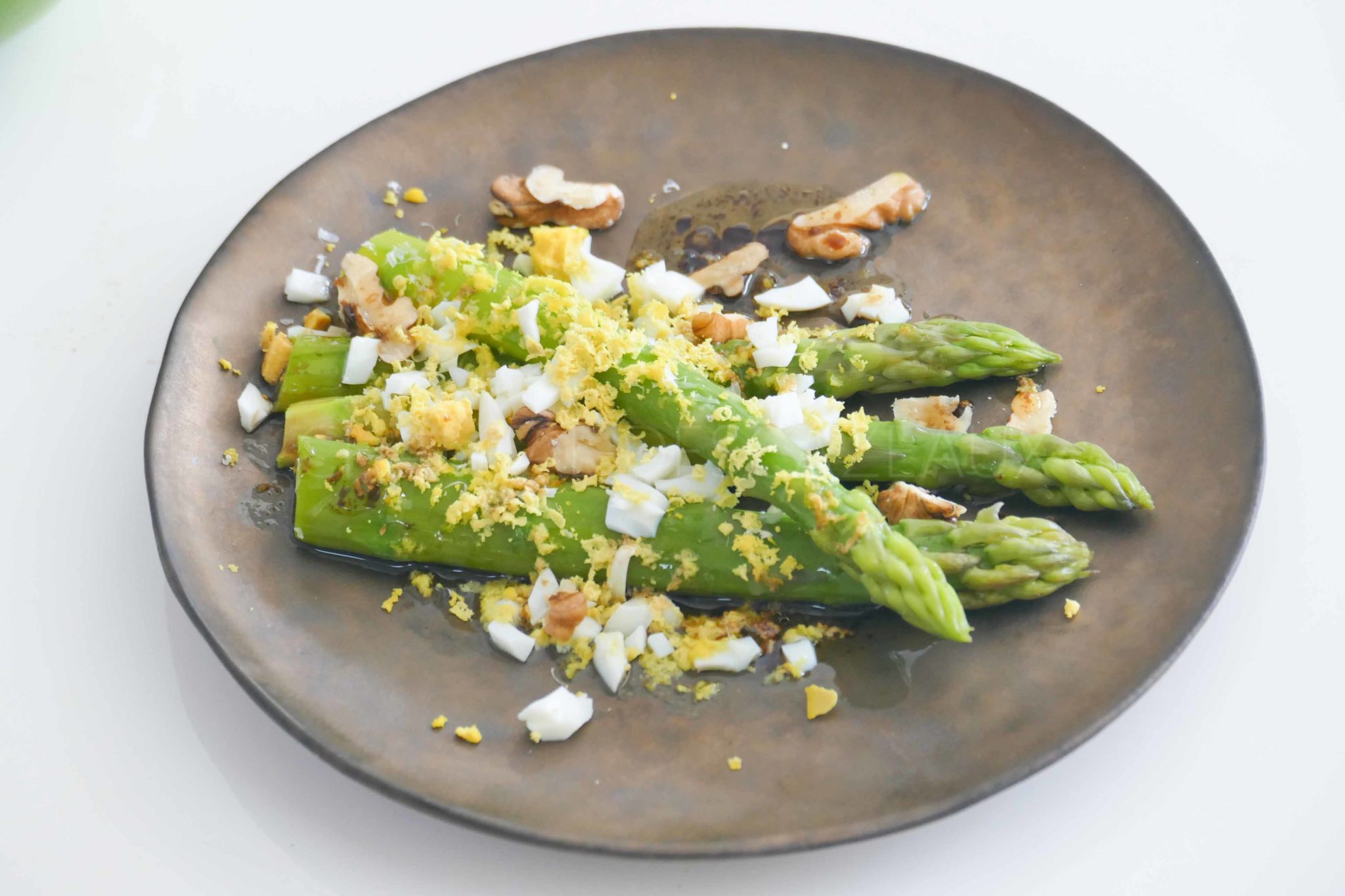 Asperges vertes en vinaigrette d'agrumes et chèvre frais